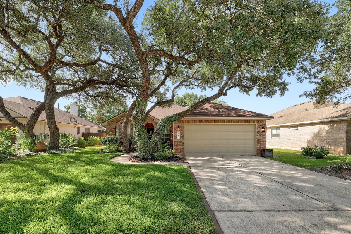 504 Hunters Point Court