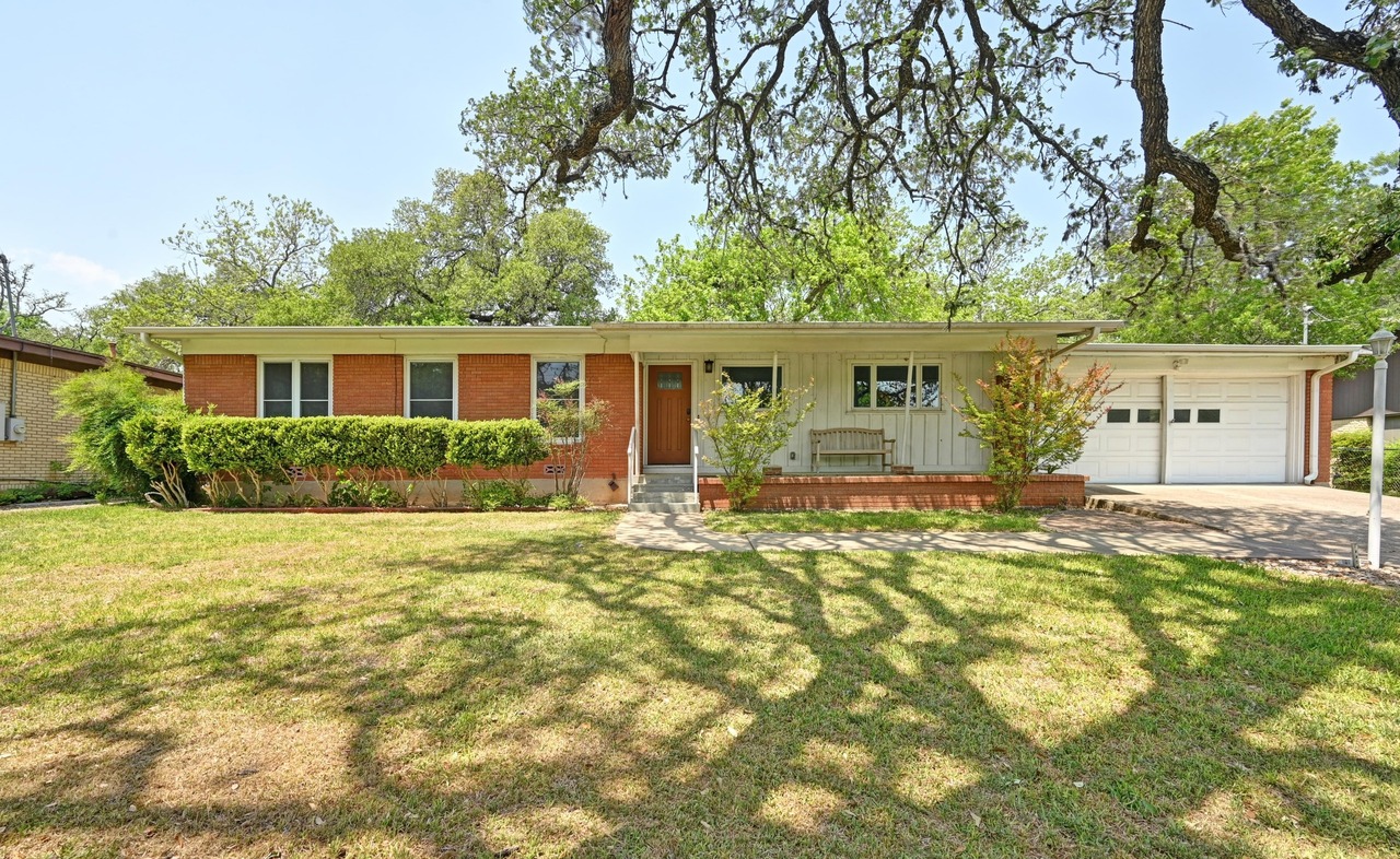 11802 Oakwood Drive